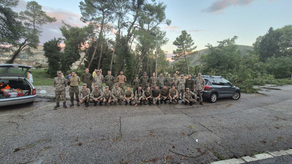 Pripadnici 4.pješadijske brigade OS BiH pružaju pomoć civilnim ...